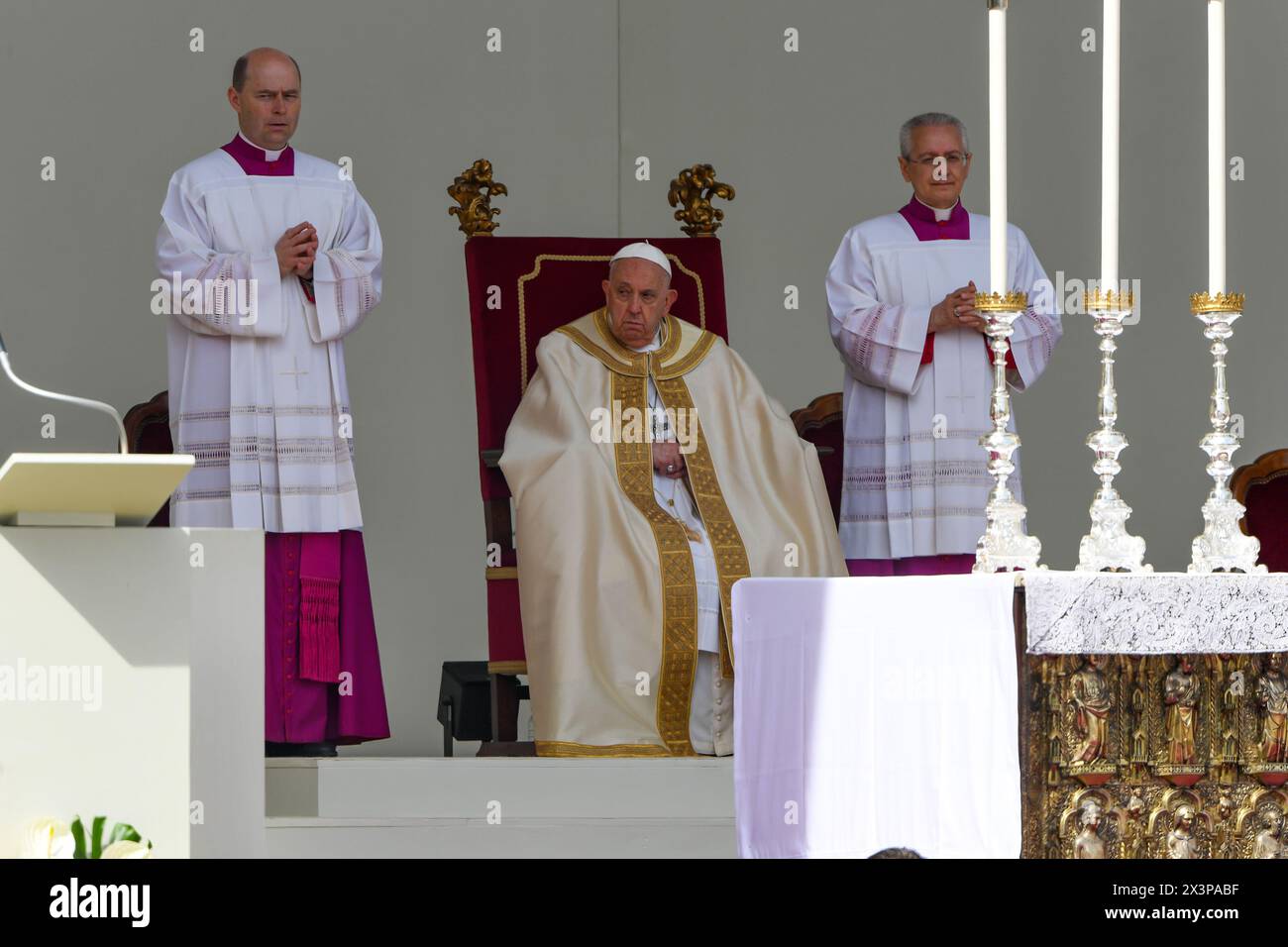 Venice - Pope Francis greets thousands of faithful as he arrives in St ...