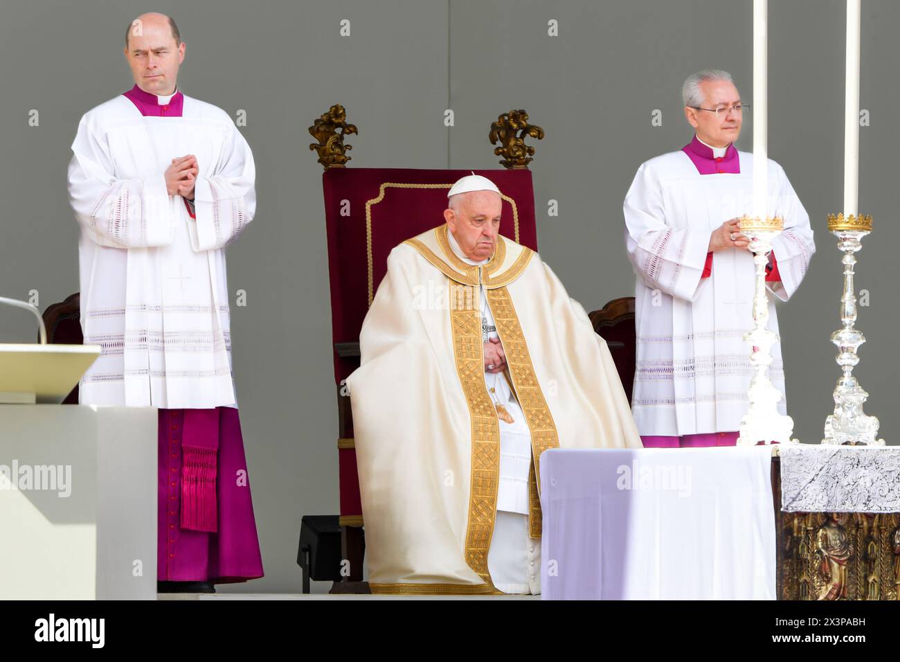 Venice - Pope Francis greets thousands of faithful as he arrives in St ...