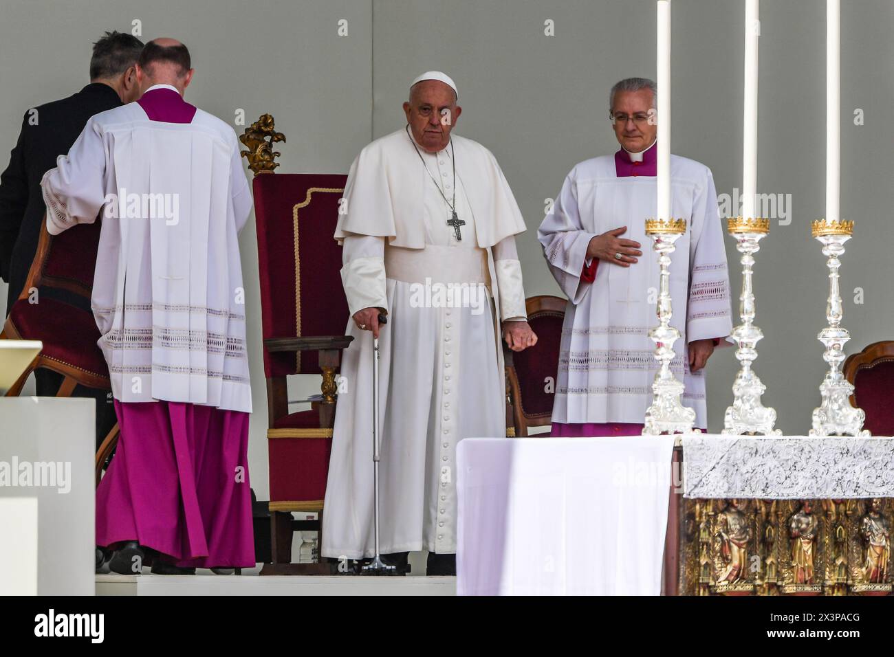 Venice - Pope Francis greets thousands of faithful as he arrives in St ...