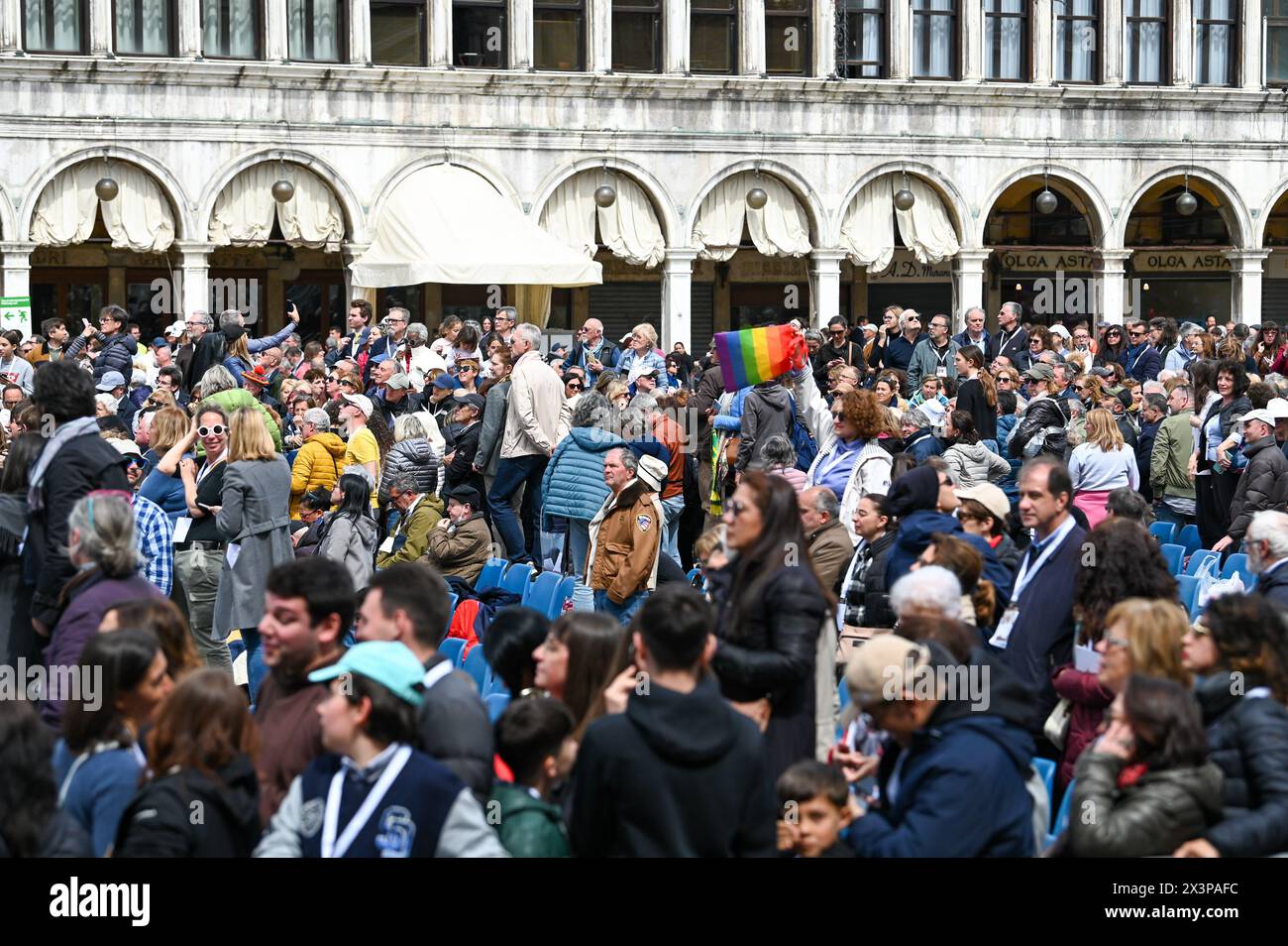 Venice - Pope Francis greets thousands of faithful as he arrives in St ...