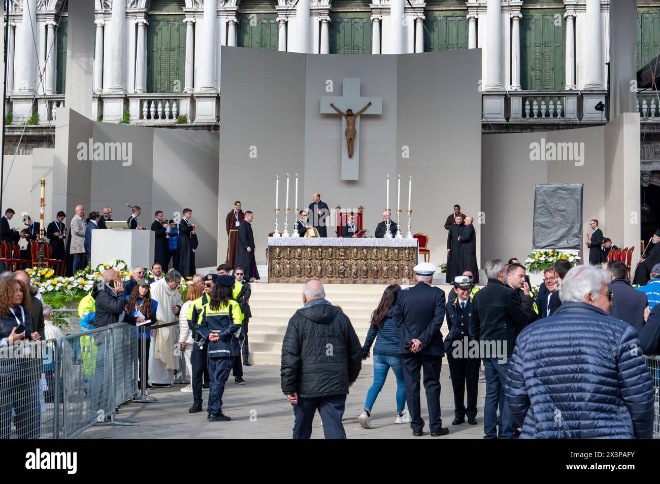 Venice - Pope Francis greets thousands of faithful as he arrives in St ...