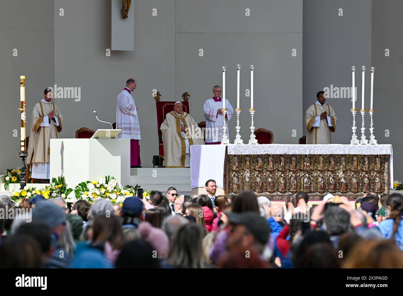 Venice - Pope Francis greets thousands of faithful as he arrives in St ...