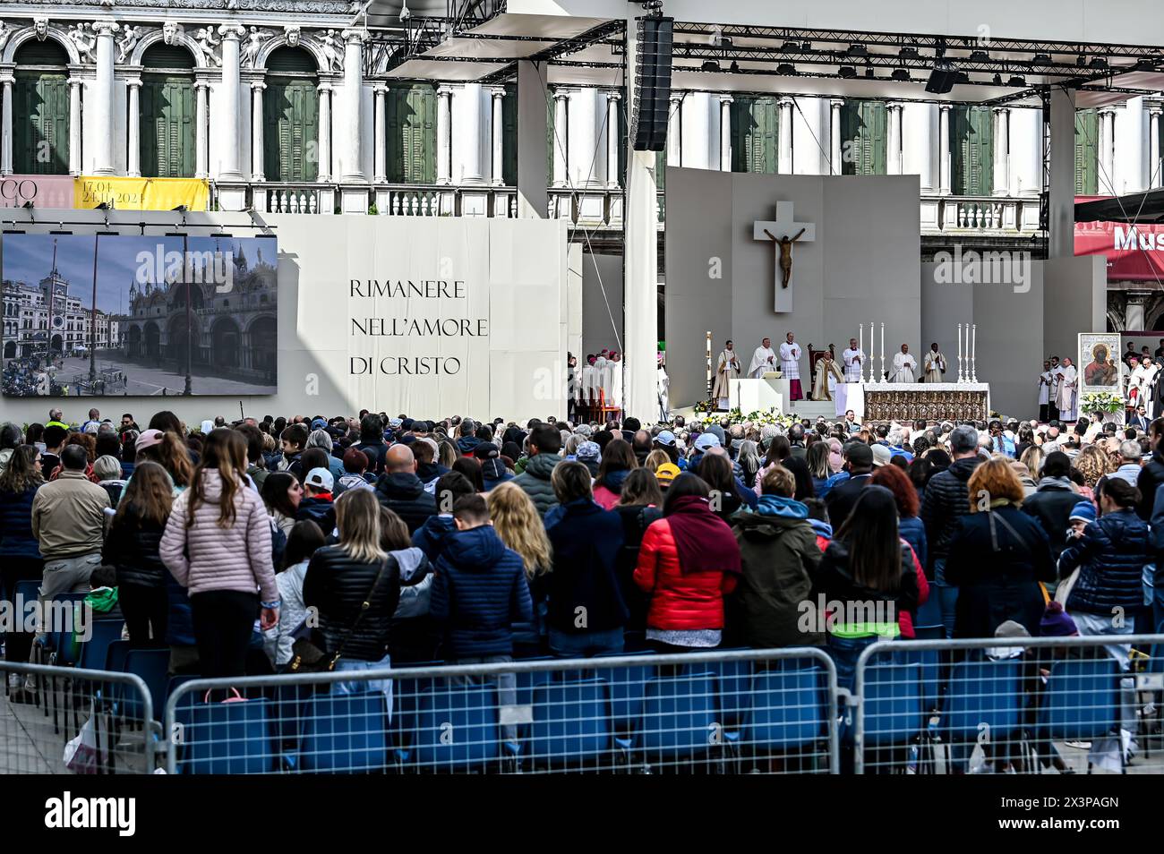 Venice - Pope Francis greets thousands of faithful as he arrives in St ...