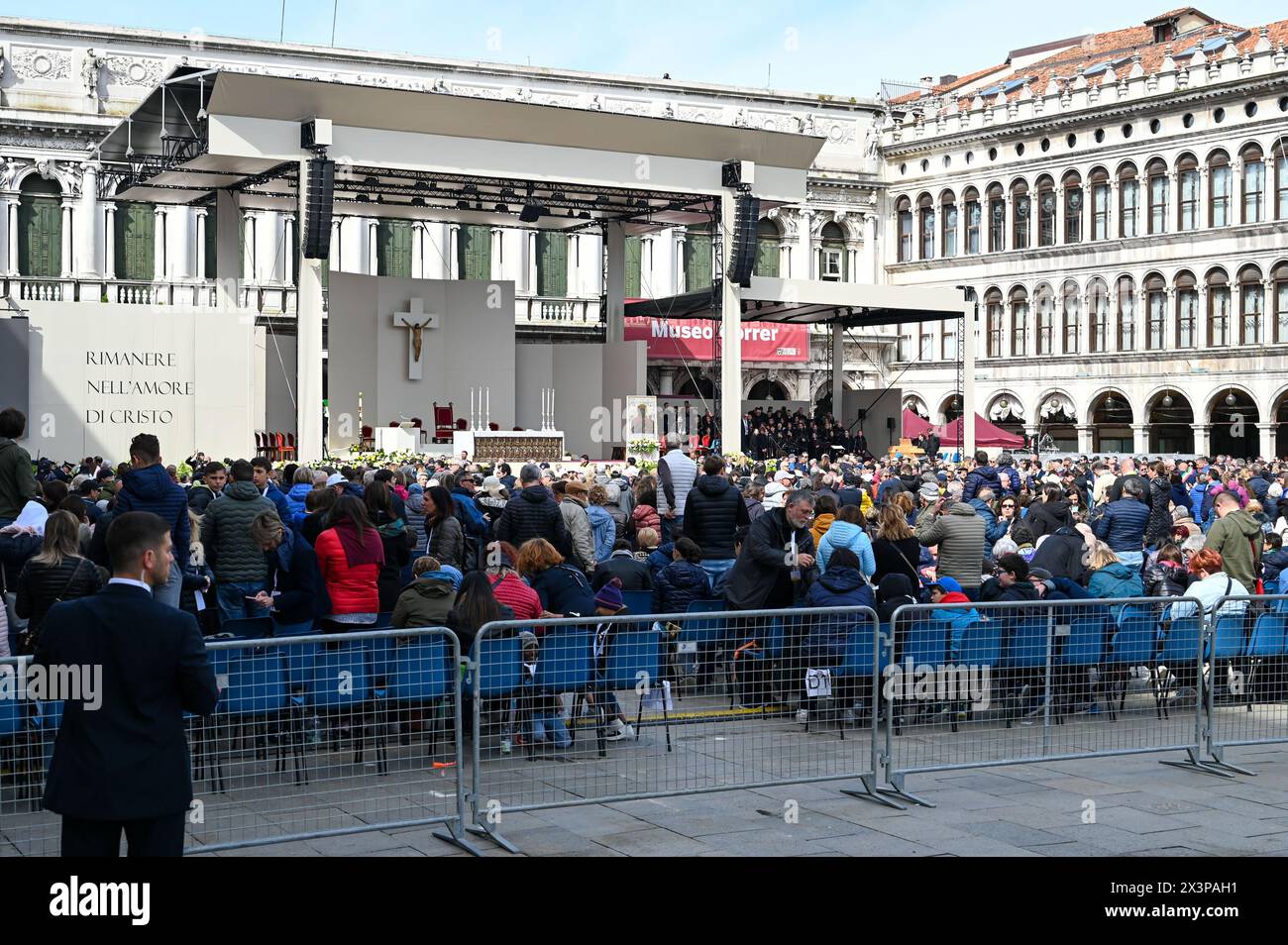 Venice - Pope Francis greets thousands of faithful as he arrives in St ...