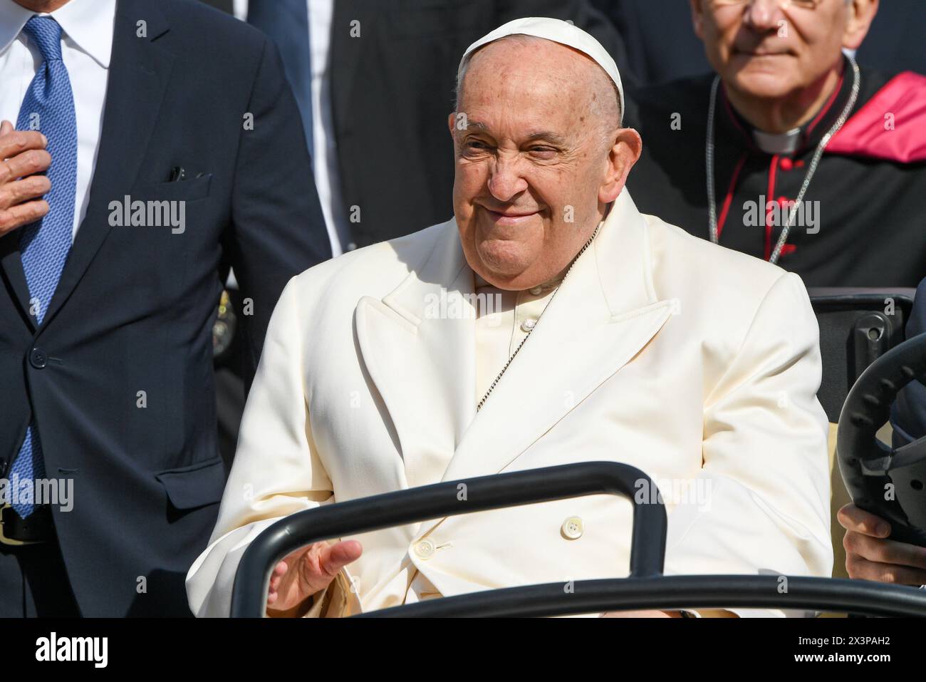 Venice - Pope Francis greets thousands of faithful as he arrives in St ...