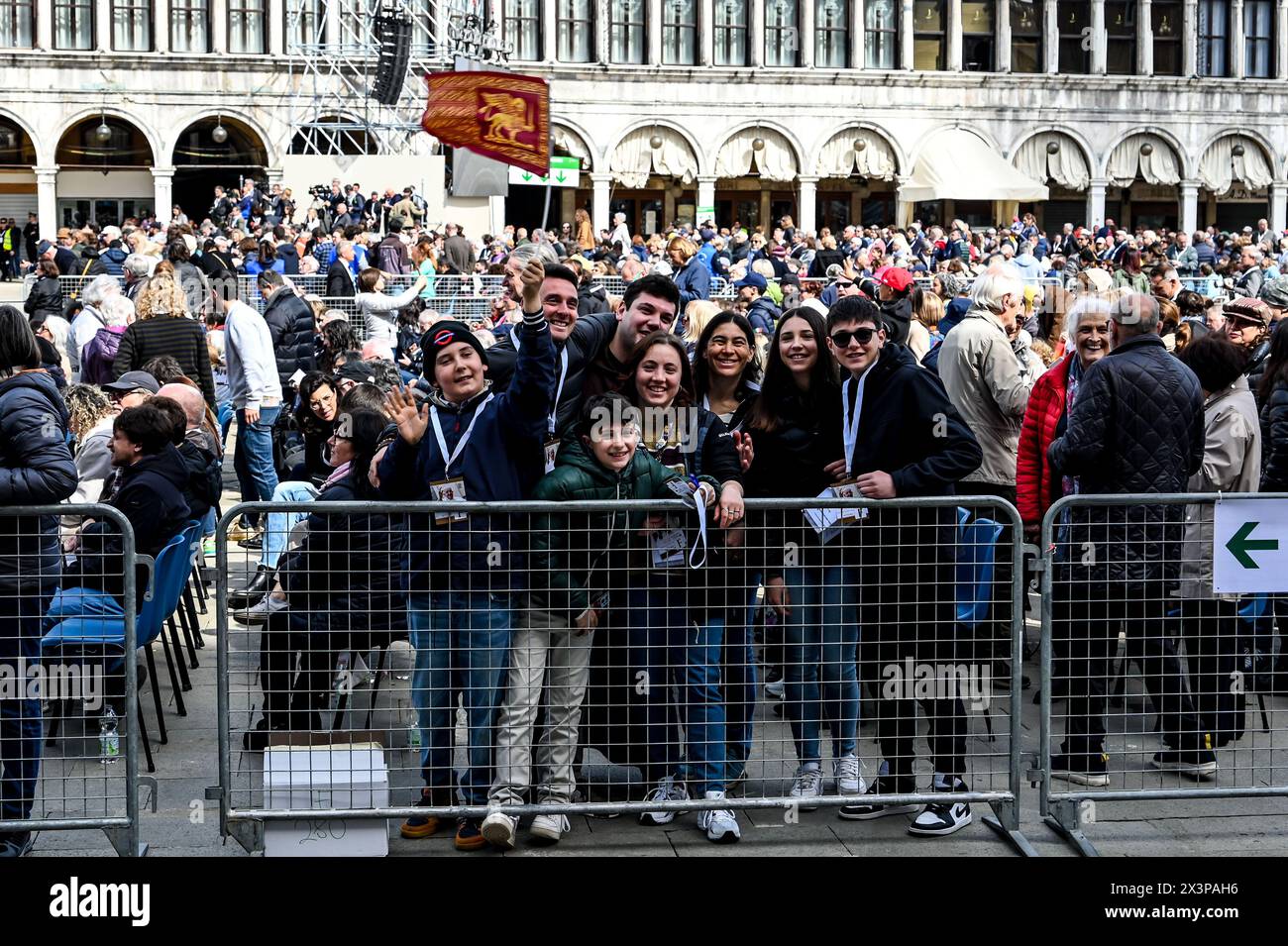 Venice - Pope Francis greets thousands of faithful as he arrives in St ...