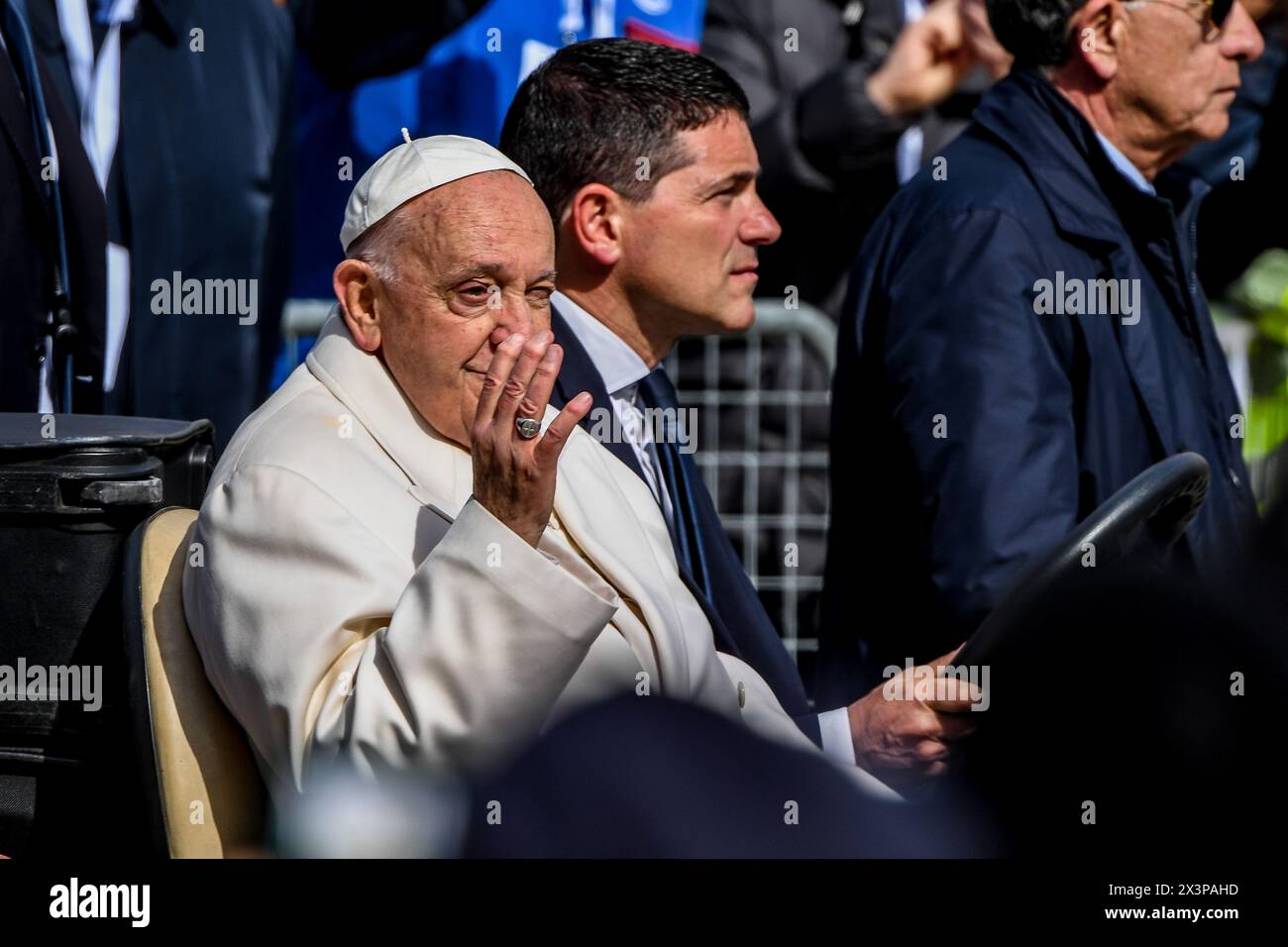 Venice - Pope Francis greets thousands of faithful as he arrives in St ...
