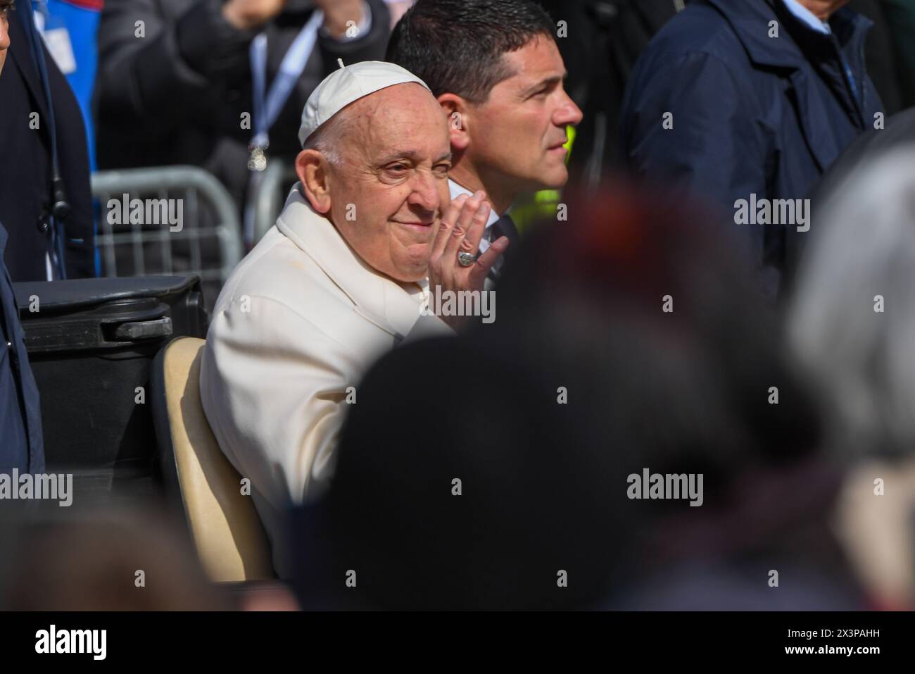 Venice - Pope Francis greets thousands of faithful as he arrives in St ...