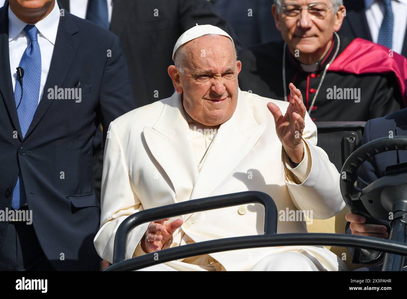 Venice - Pope Francis greets thousands of faithful as he arrives in St ...