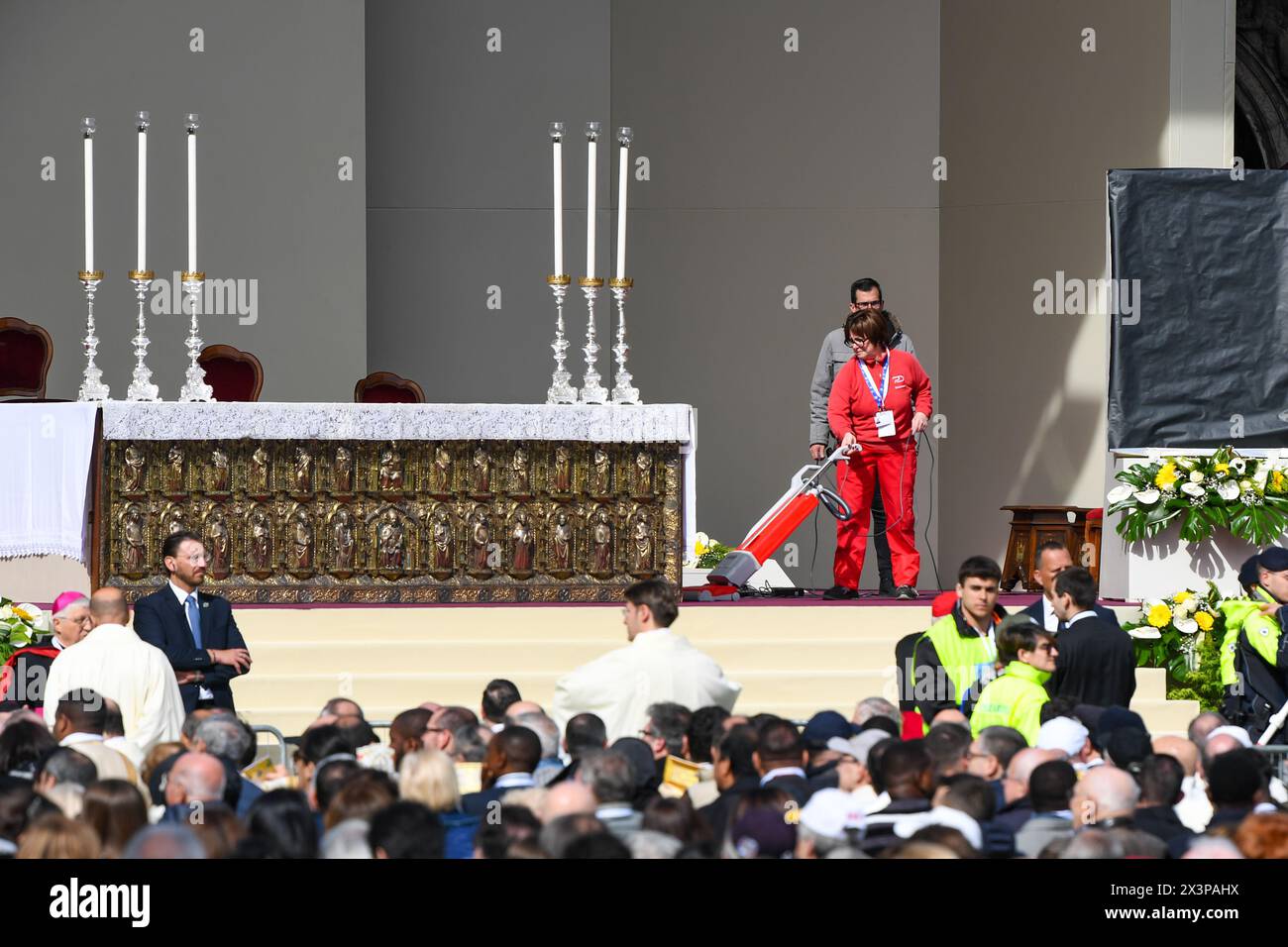Venice - Pope Francis greets thousands of faithful as he arrives in St ...
