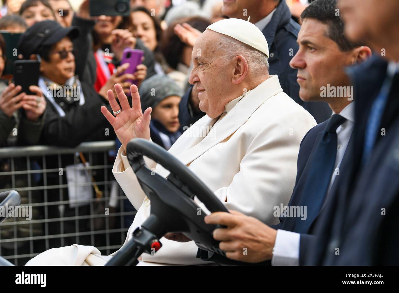 Venice - Pope Francis greets thousands of faithful as he arrives in St ...