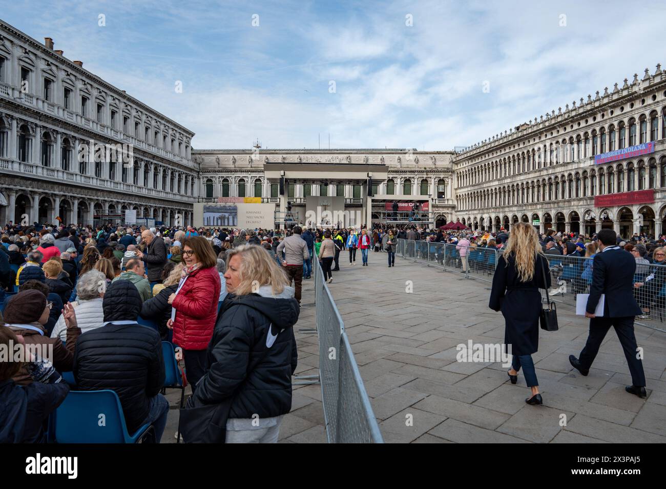 Venice - Pope Francis greets thousands of faithful as he arrives in St ...
