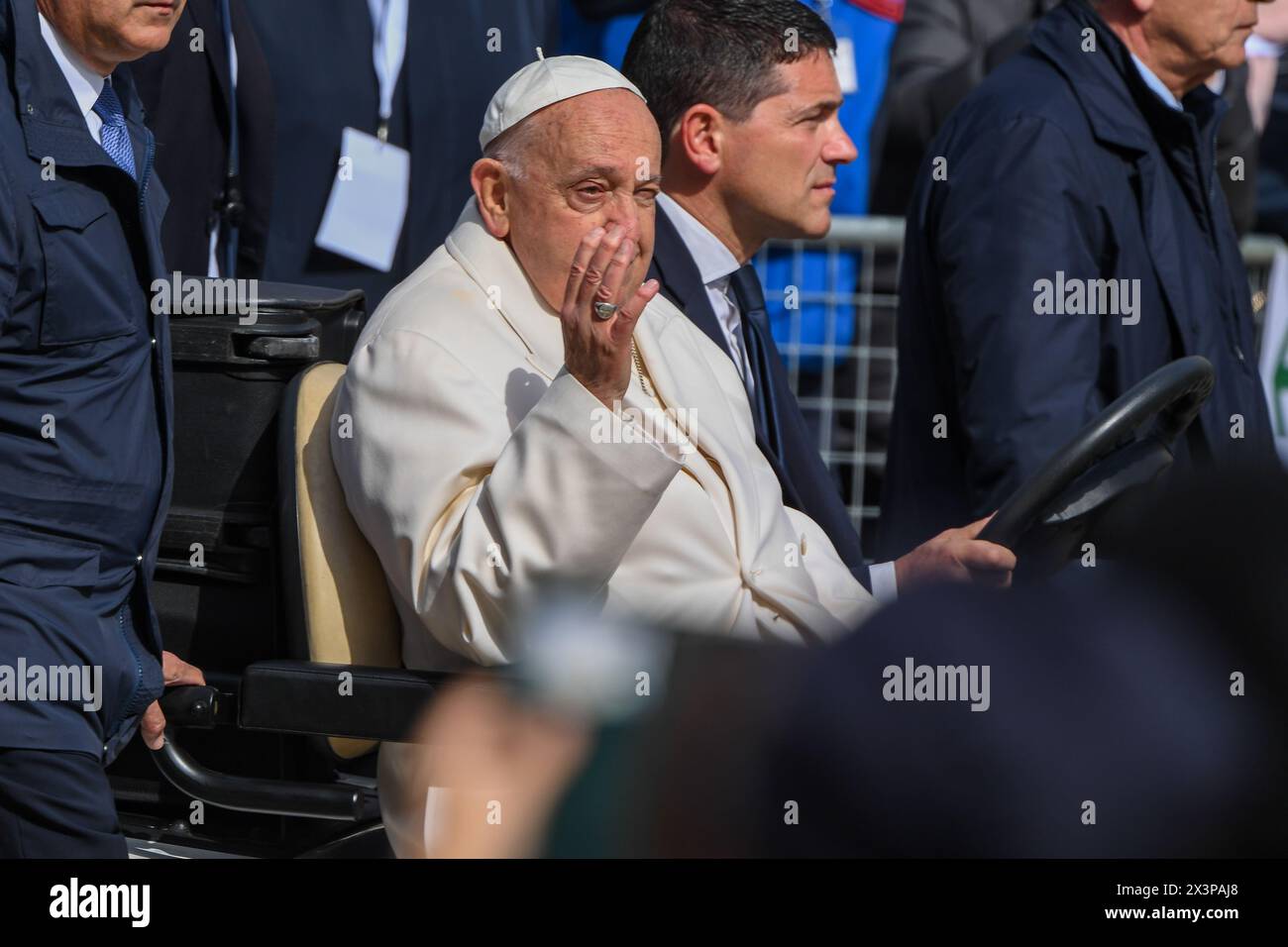 Venice - Pope Francis greets thousands of faithful as he arrives in St ...