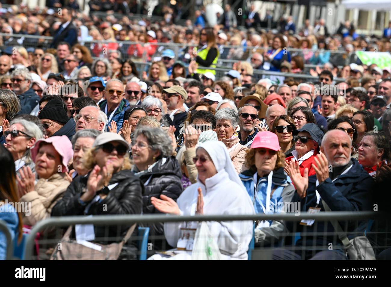 Venice - Pope Francis greets thousands of faithful as he arrives in St ...