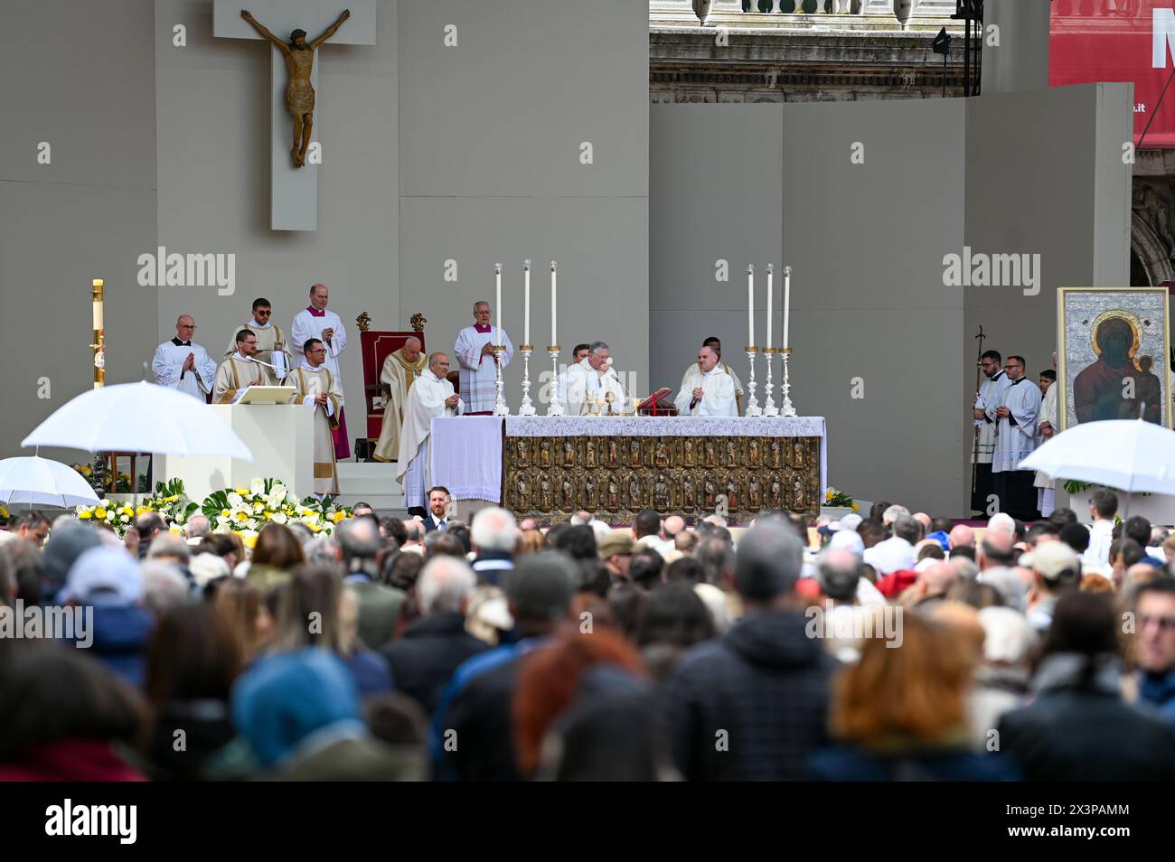 Venice - Pope Francis greets thousands of faithful as he arrives in St ...