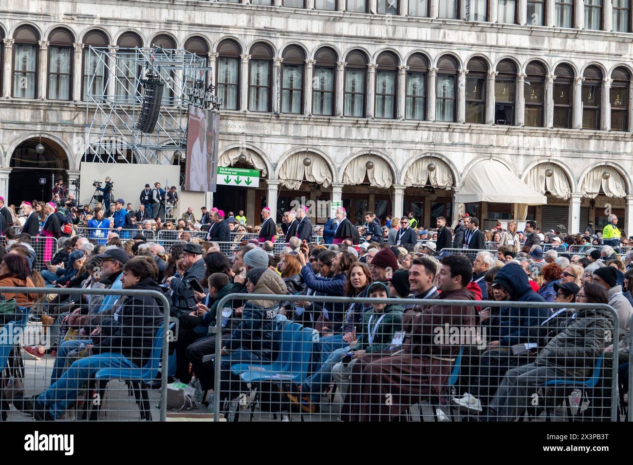 Venice - Pope Francis greets thousands of faithful as he arrives in St ...