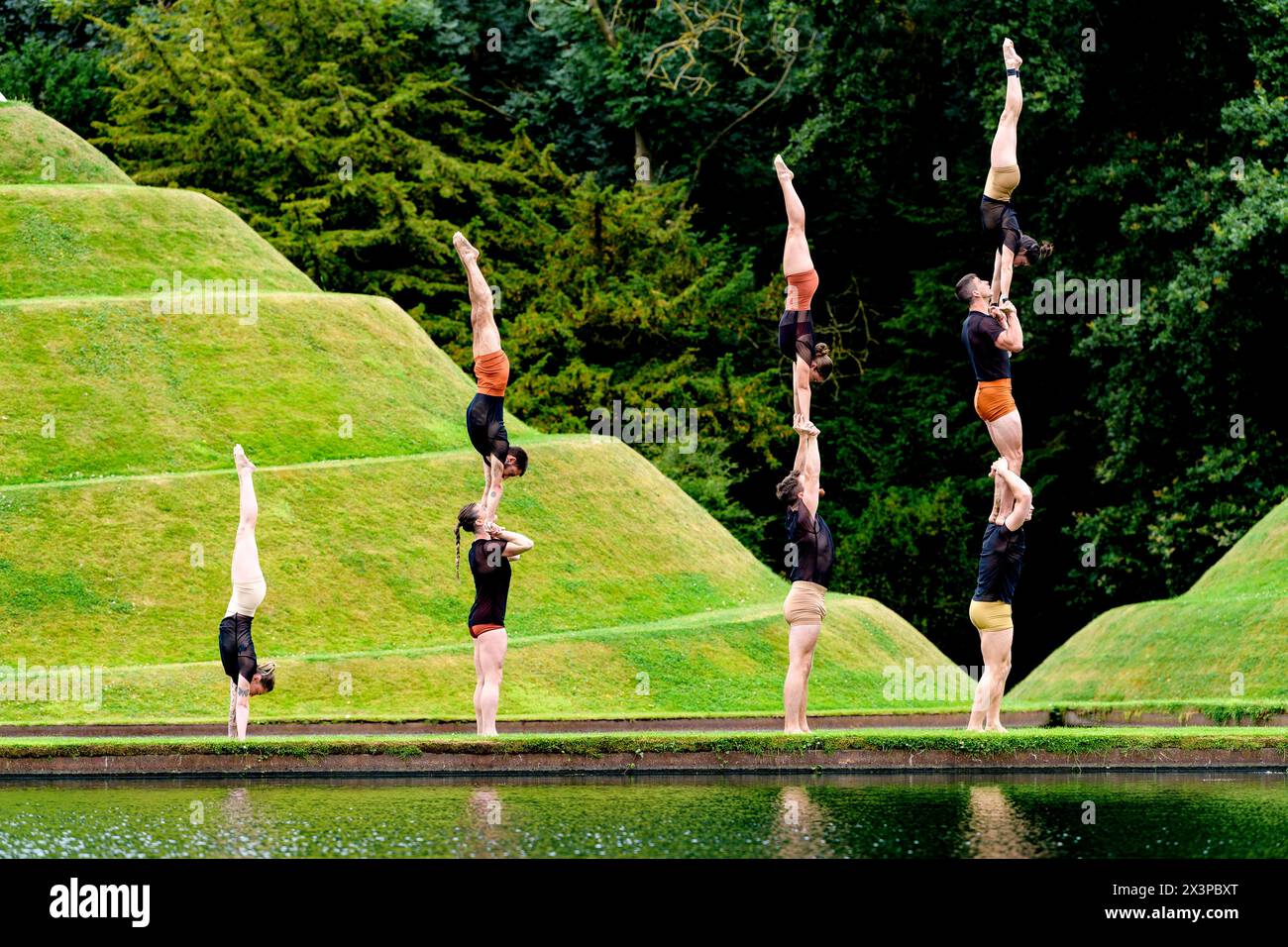 Human pyramid circus hi-res stock photography and images - Alamy