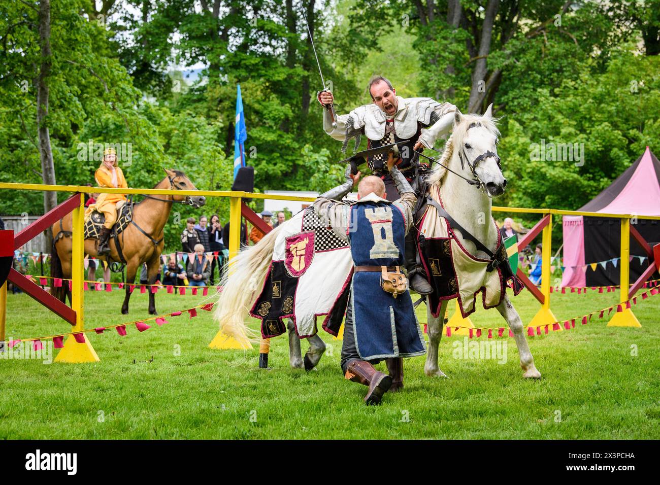 JOUSTING JESTERS AND DUELLING AT TRAQUAIR! TRAQUAIR MEDIEVAL FAYRE ...