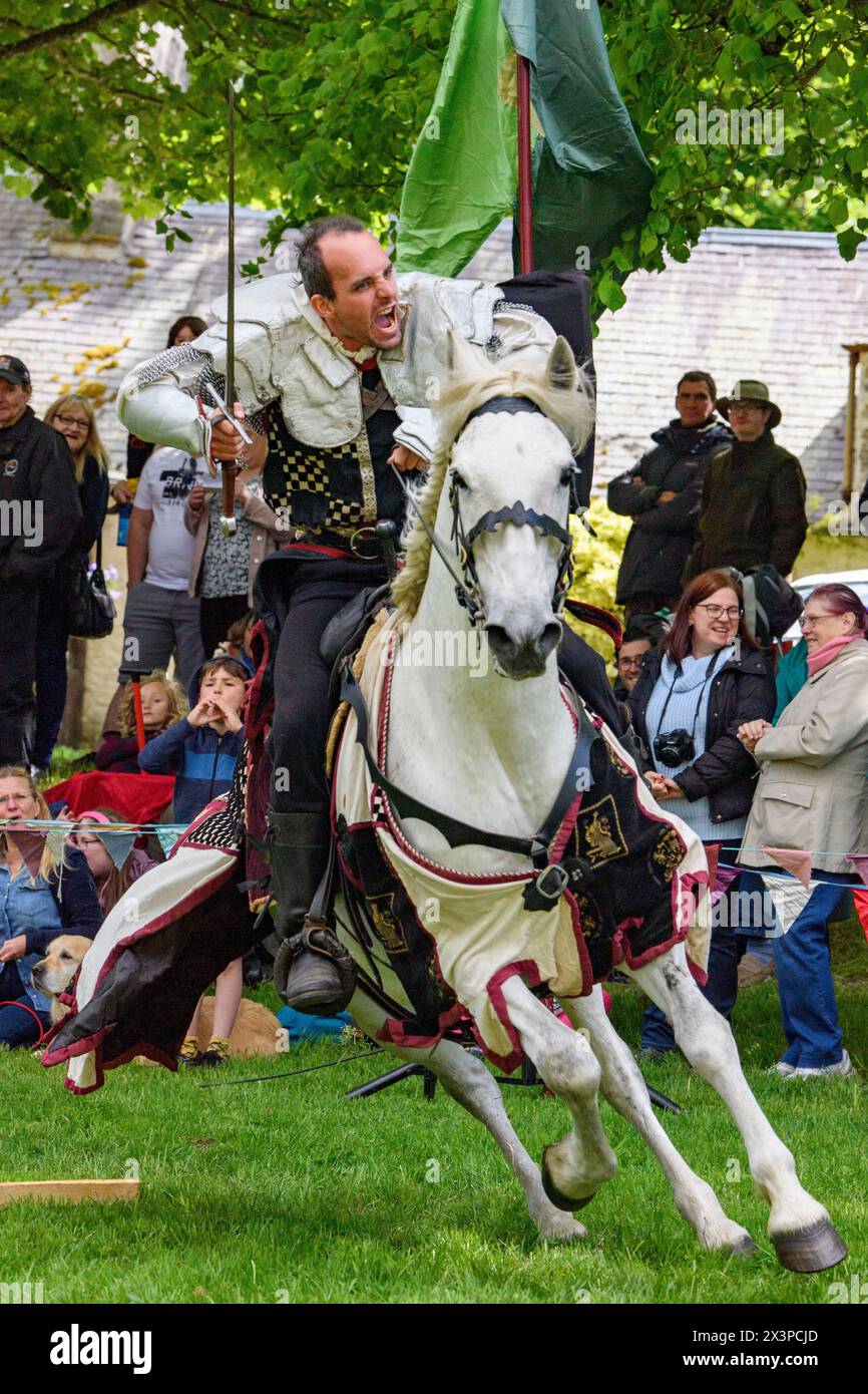 JOUSTING JESTERS AND DUELLING AT TRAQUAIR! TRAQUAIR MEDIEVAL FAYRE ...
