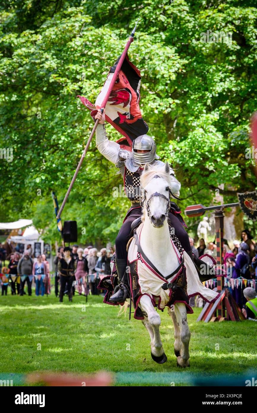 JOUSTING JESTERS AND DUELLING AT TRAQUAIR! TRAQUAIR MEDIEVAL FAYRE ...