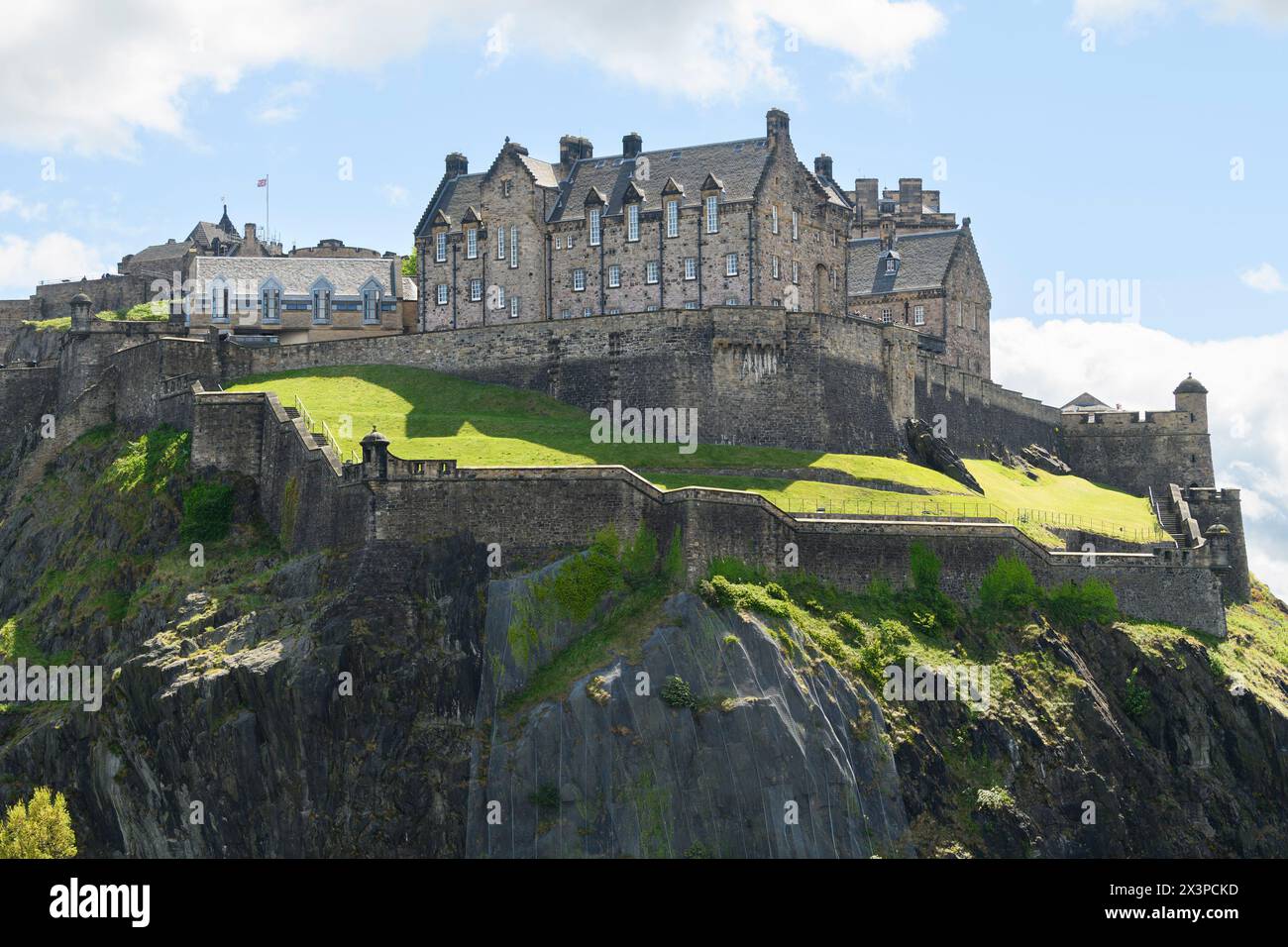 Below edinburgh castle hi-res stock photography and images - Alamy