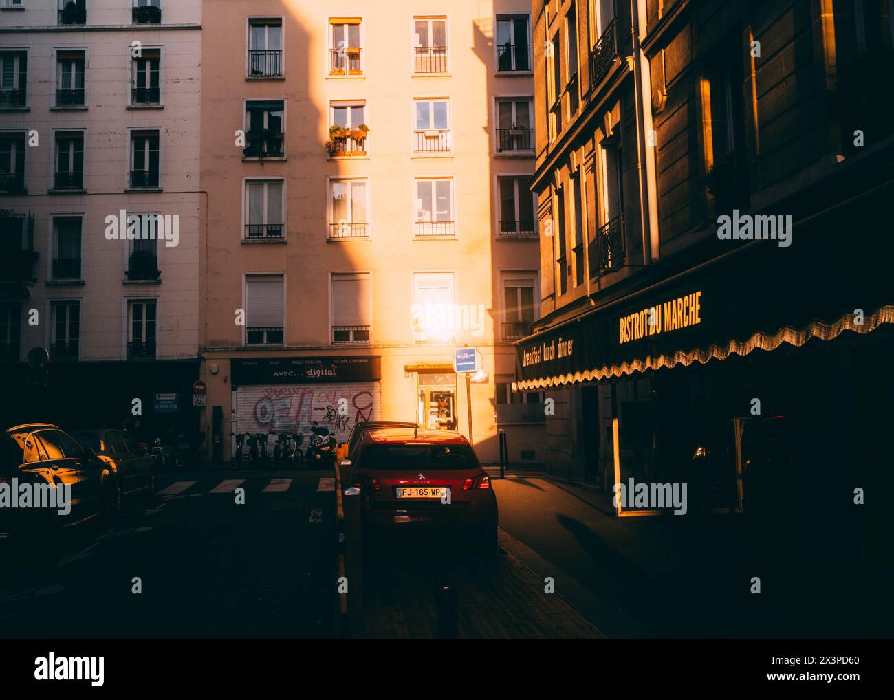 Paris, 02.04.2024: Travelpictures, Sunset makes some houses shine ...