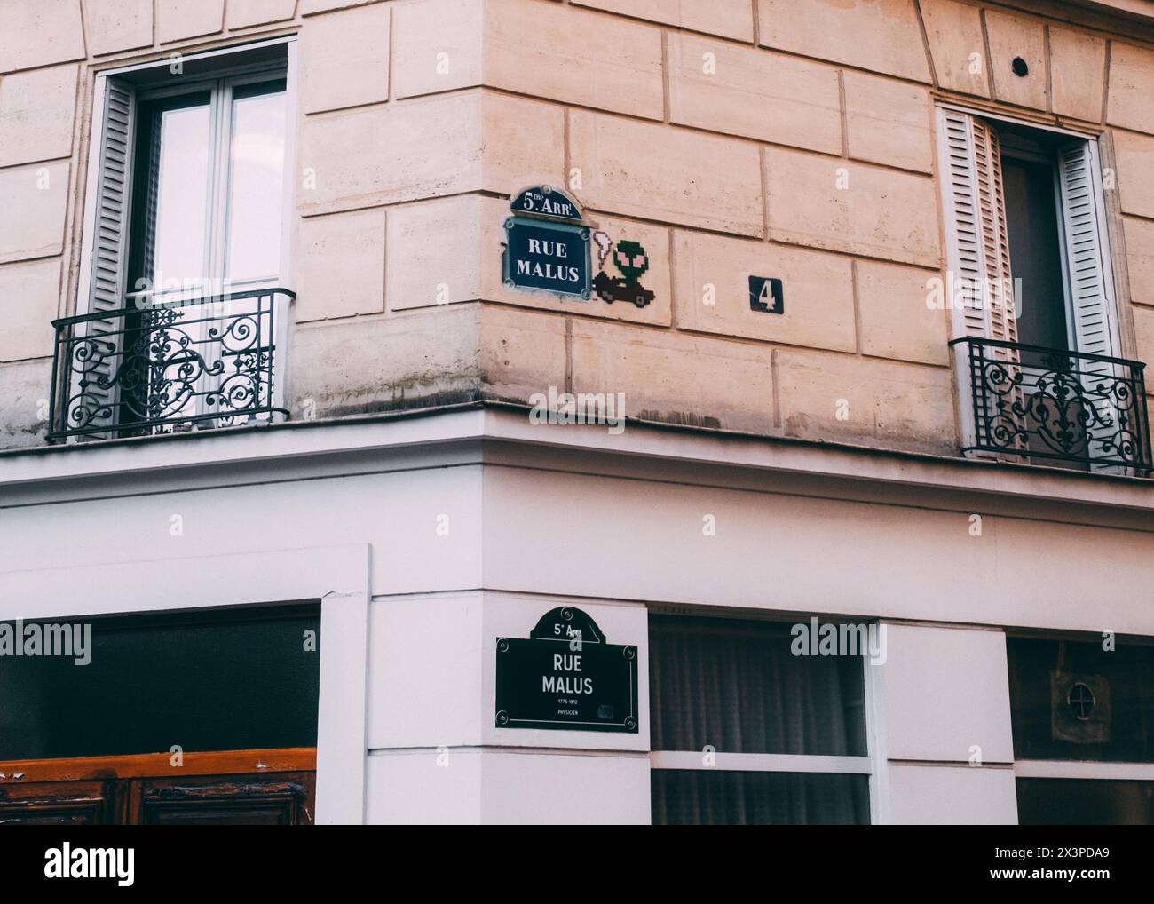 Paris, 02.04.2024: Travelpictures, Rue Malus mit street art Stock Photo ...