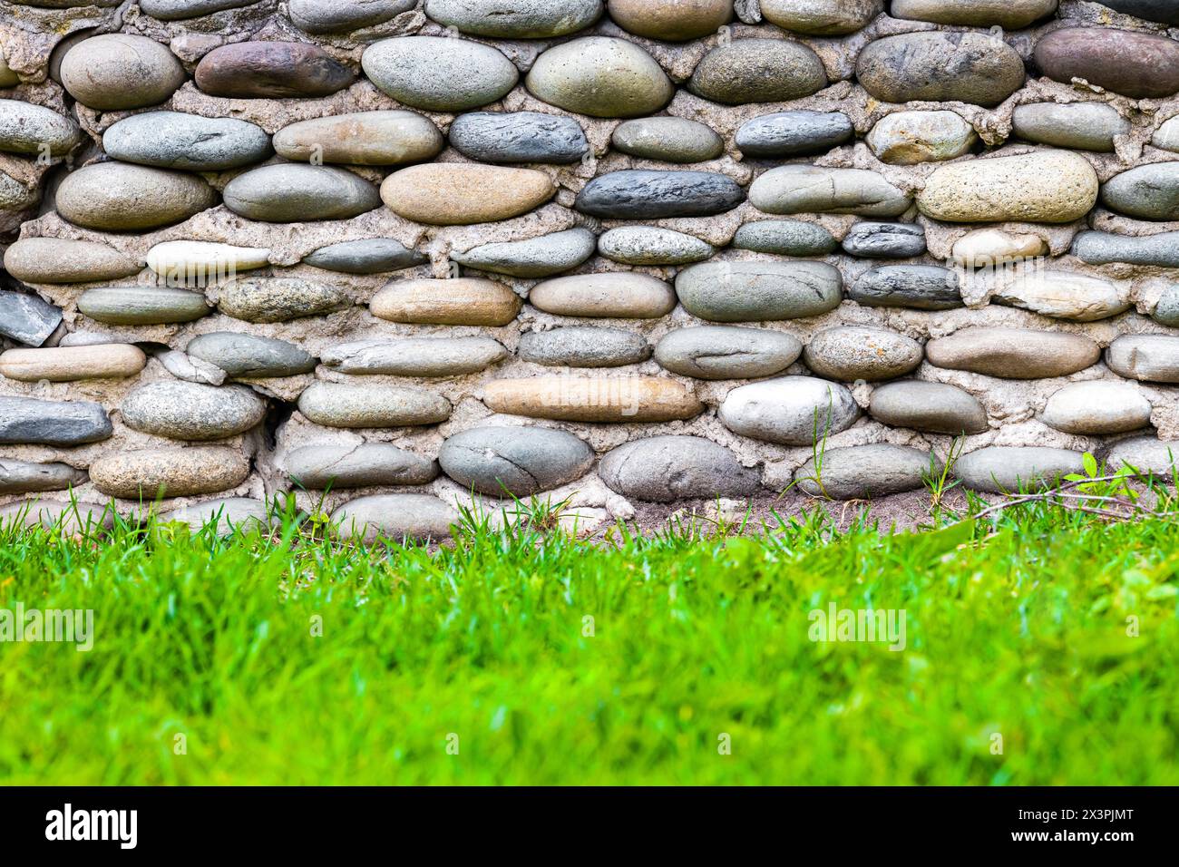Stone wall rounded stones hi-res stock photography and images - Alamy