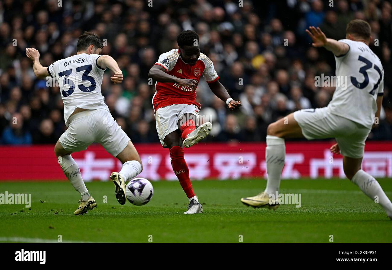 London, UK. 28th Apr, 2024. GOAL. Bukayo Saka (Arsenal) shoots to score ...