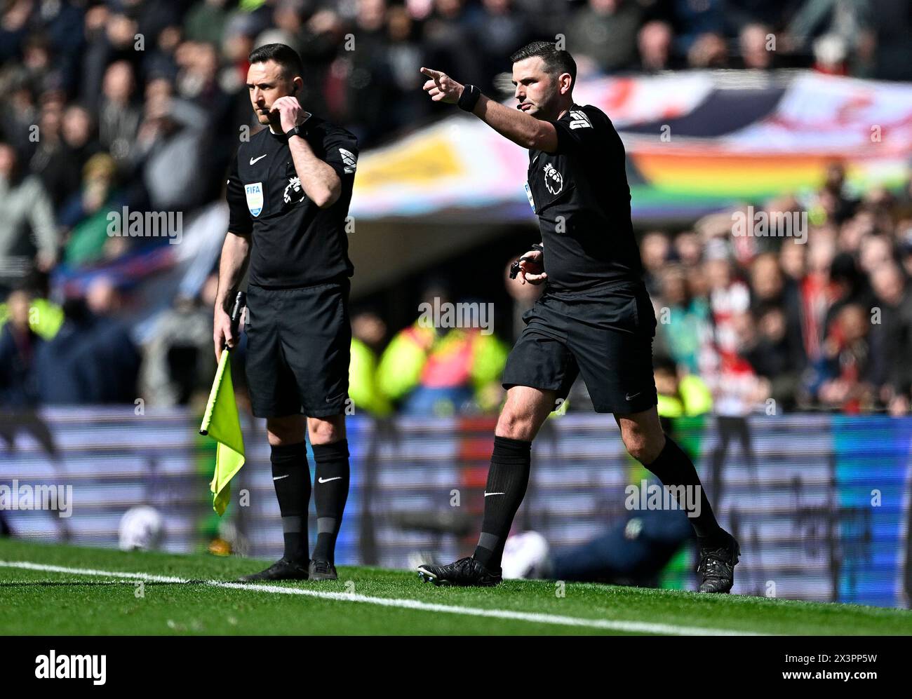 London, UK. 28th Apr, 2024. Michael Oliver (Referee) awards Spurs a ...