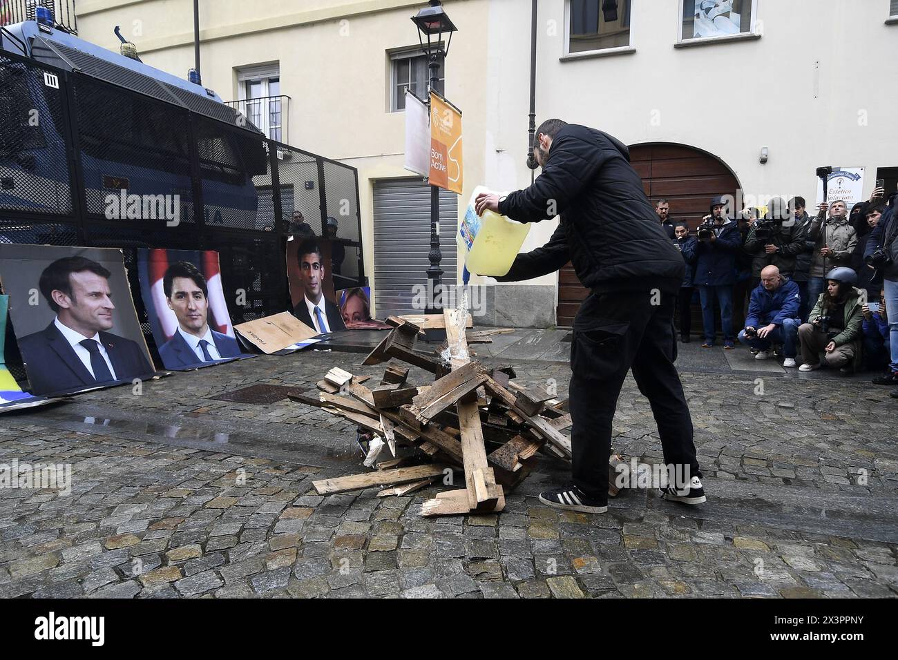 Venaria, Italia. 28th Apr, 2024. Protesters burn signs depicting ...