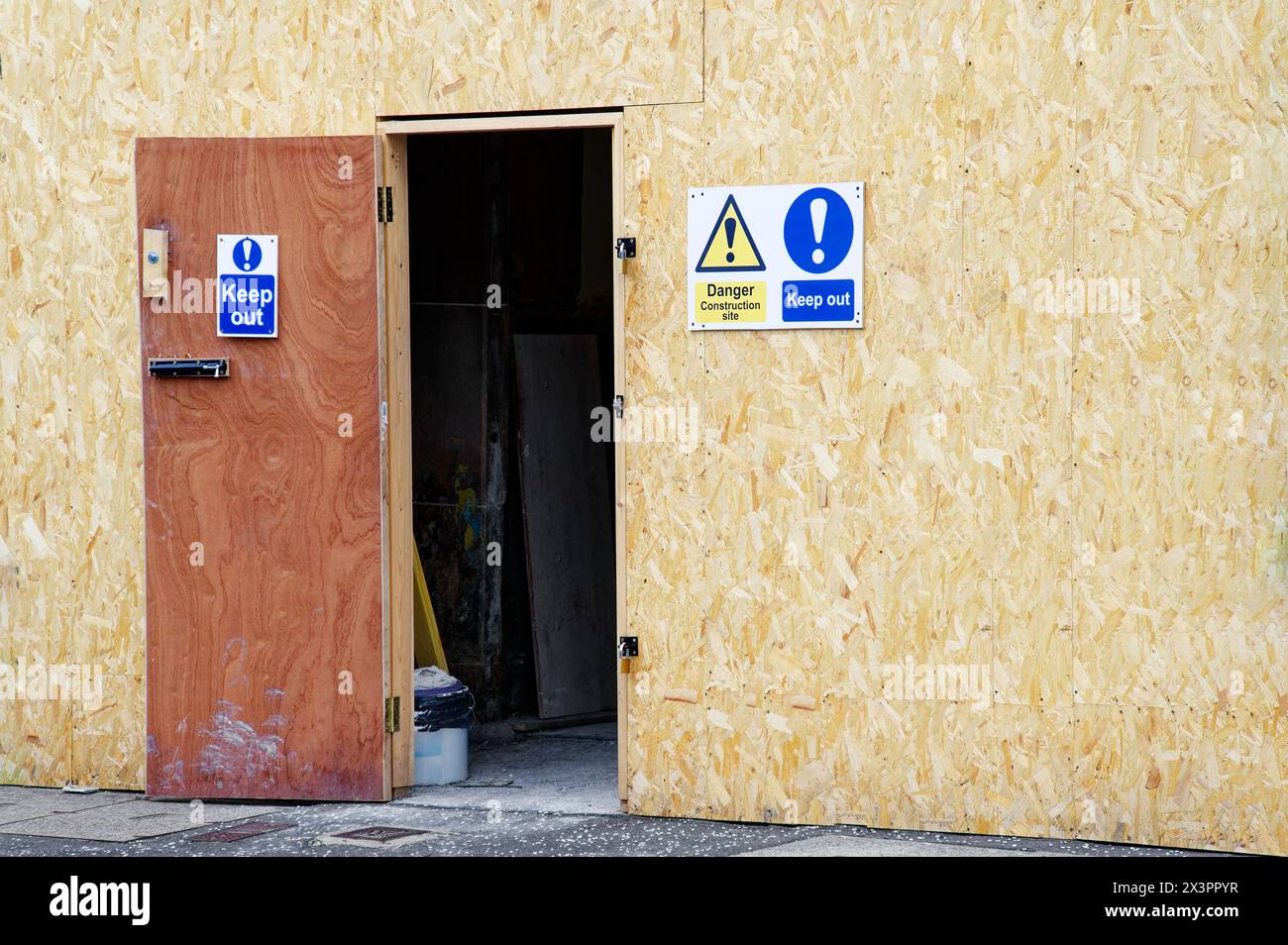 Building site entrance sign on city street Stock Photo - Alamy