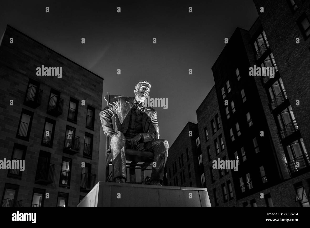 Statue of Charles Rennie Macintosh in Glasgow Stock Photo - Alamy