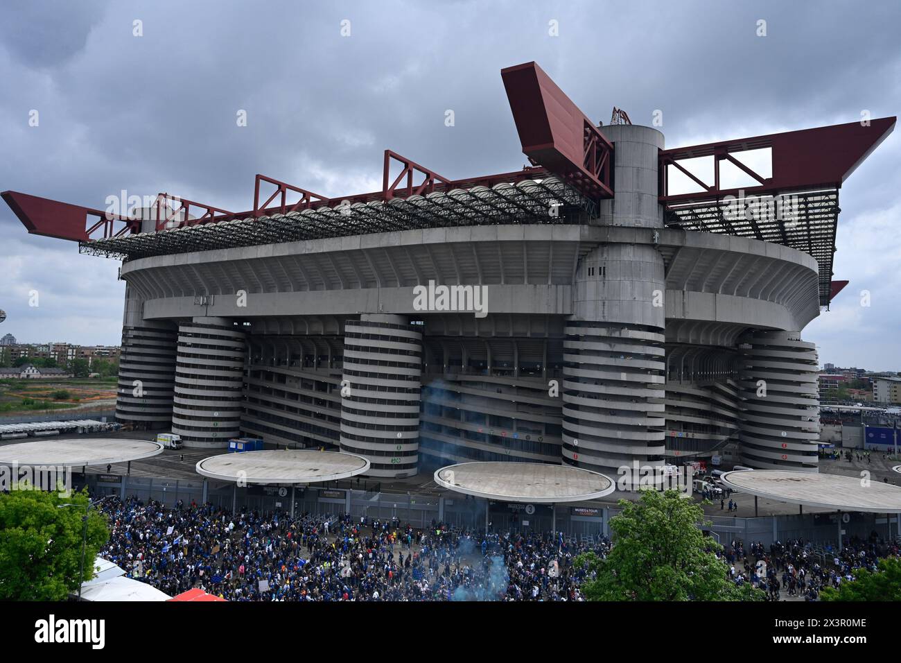 Milan, Italy. 28th Apr, 2024. Inter FC players celebrate victory with ...