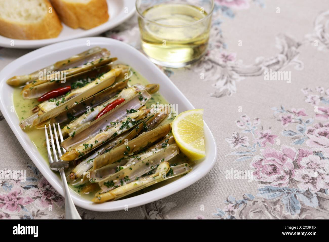 Razor clams in shell hi-res stock photography and images - Alamy