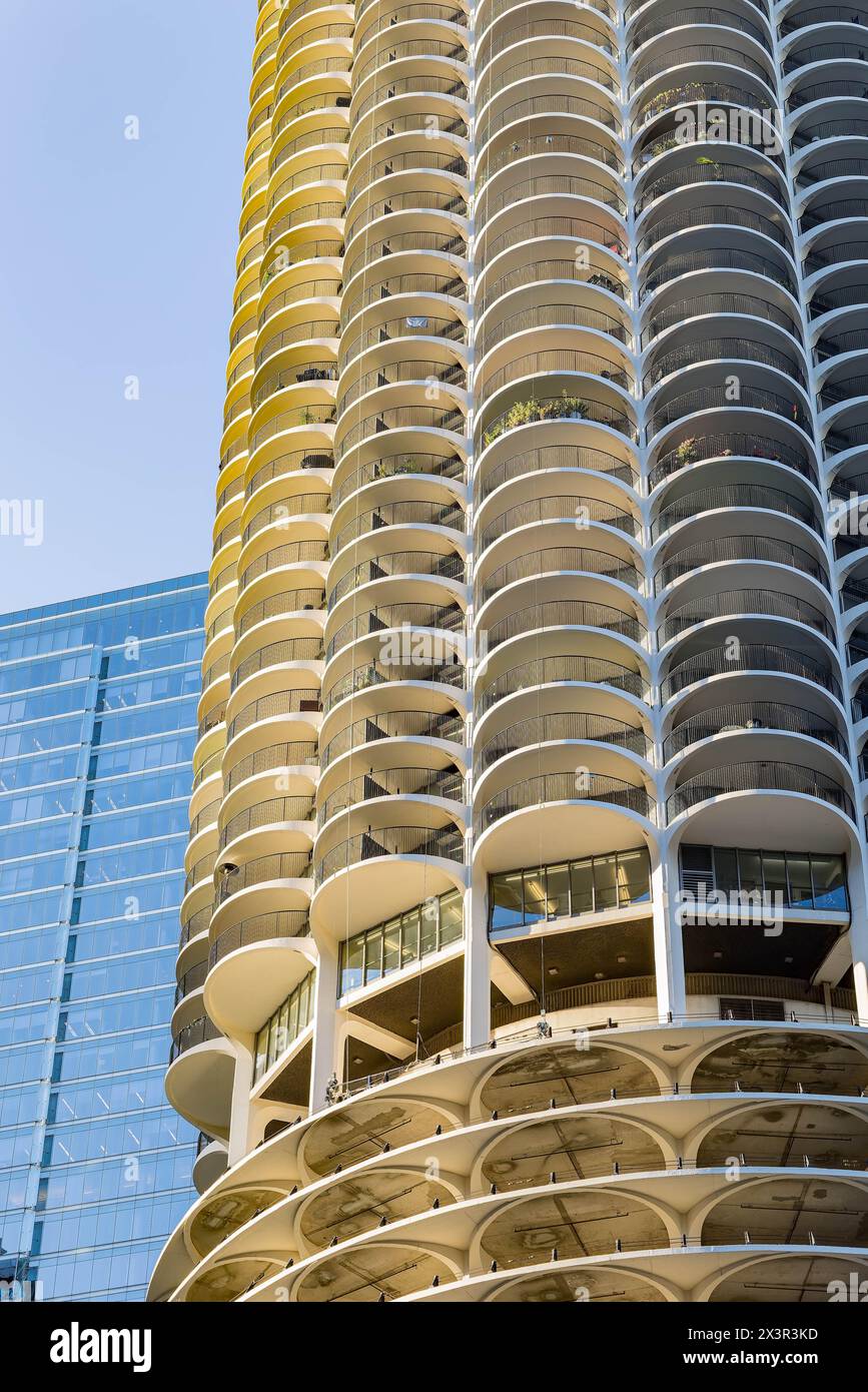 Sunny exterior view of the Marina City Goldberg at Chicago Stock Photo ...