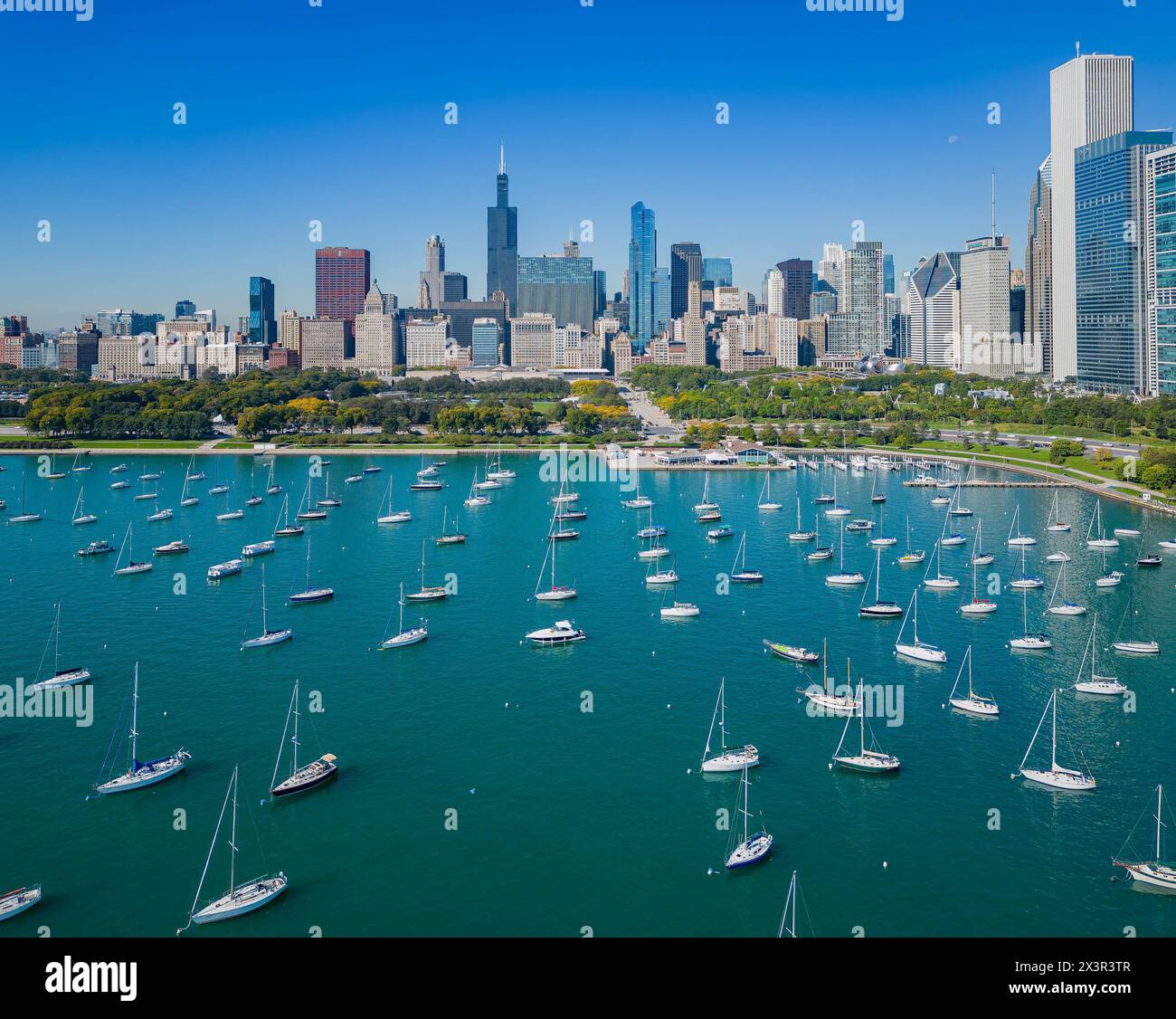 Chicago downtown aerial view monroe hi-res stock photography and images ...
