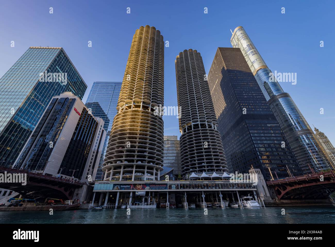 Chicago, OCT 3 2023 - Sunny exterior view of the Marina City Goldberg ...