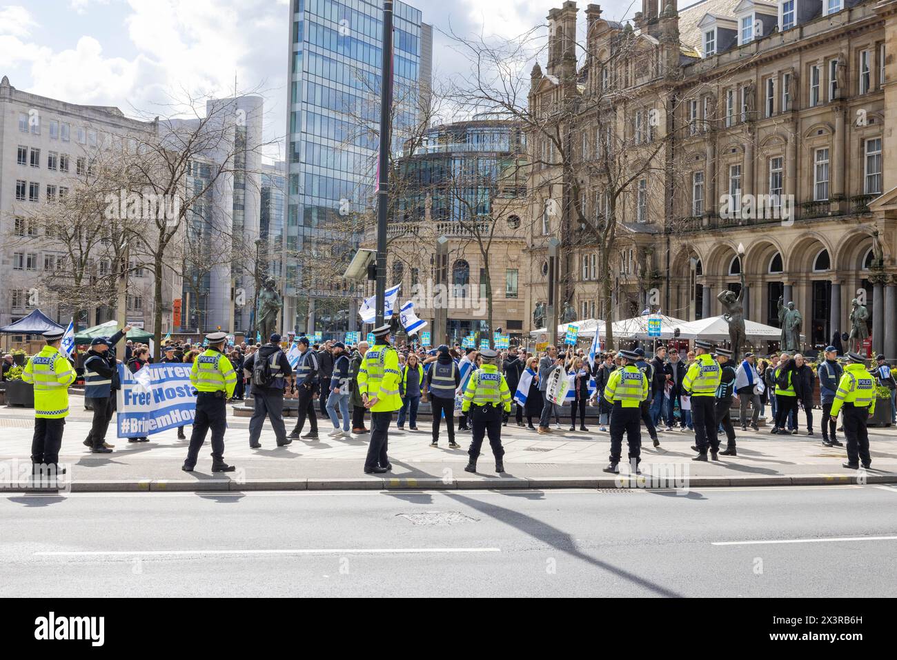 Leeds, UK. 28 APR, 2024. Police attempt to hold back Pro Israeli ...