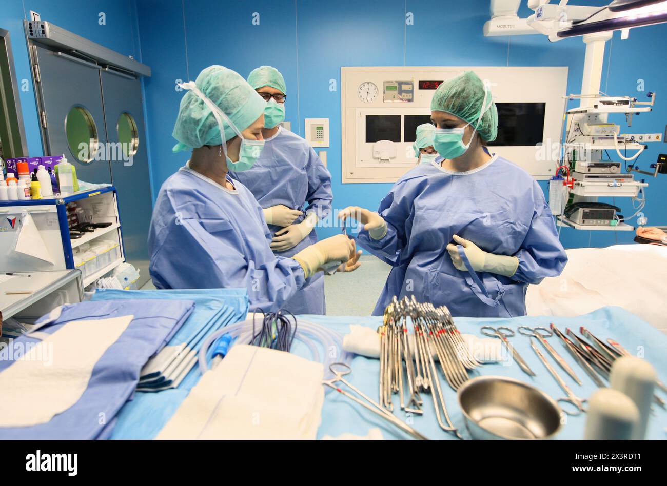 Sterile surgical gloves, Surgeon preparation, Abdominal Hernia Surgery ...