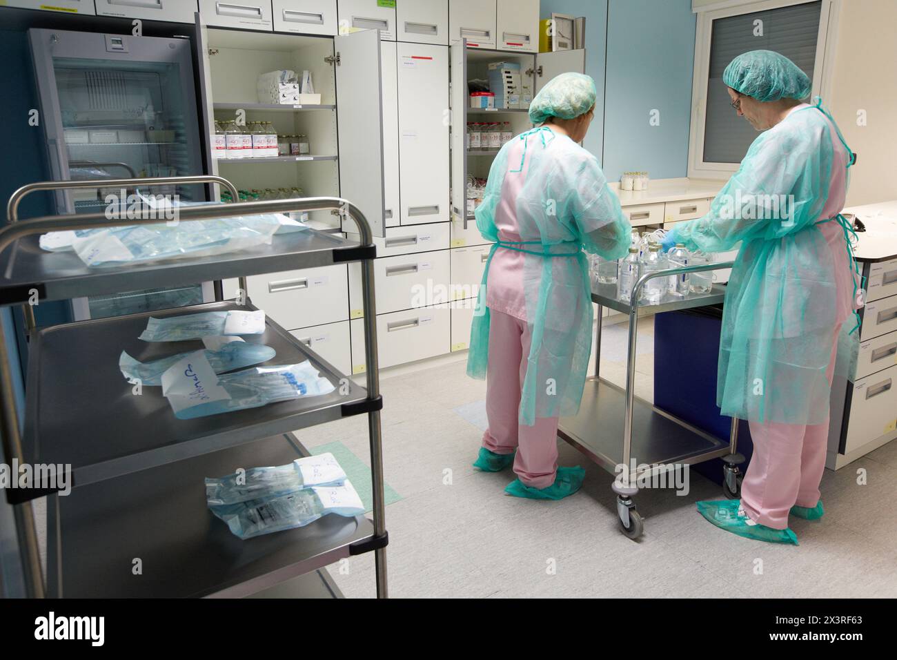 Preparation of drugs, Clean room, Pharmacy, Hospital Donostia, San ...