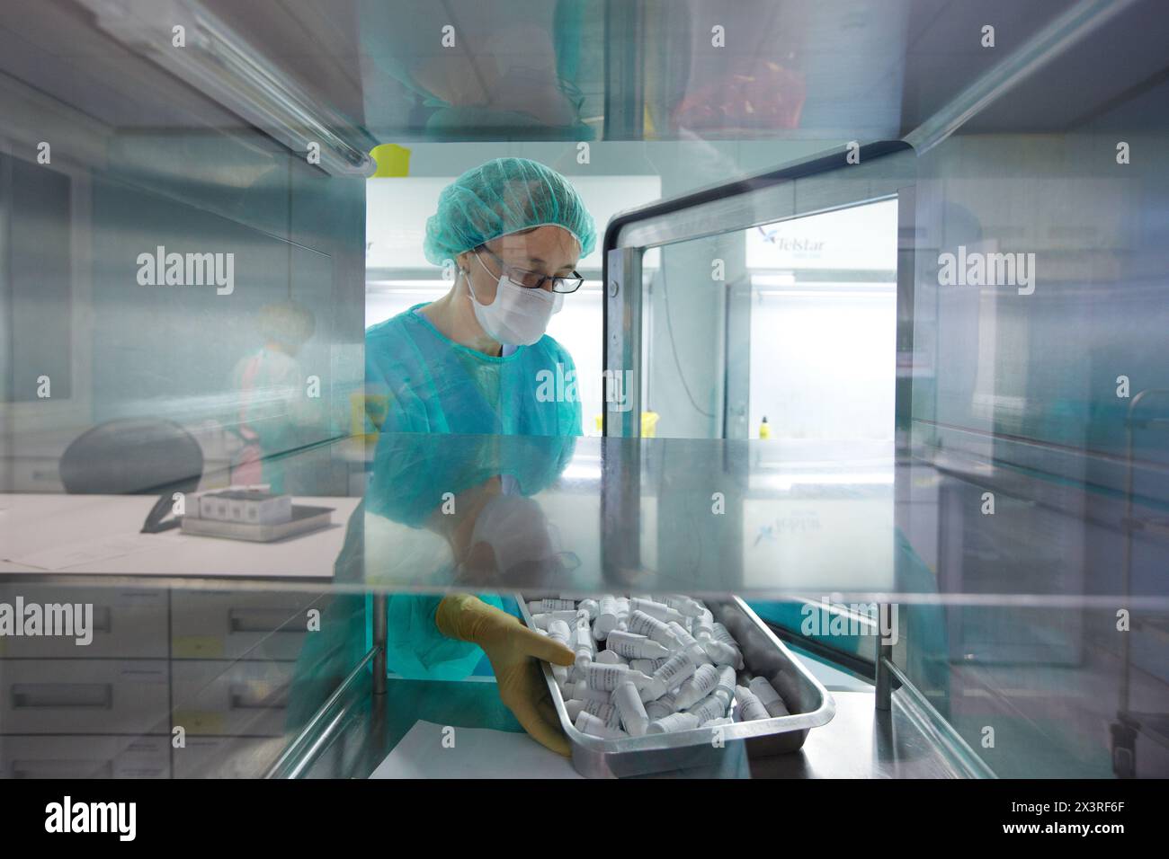 SAS window, Preparation of drugs, Clean room, Pharmacy, Hospital ...