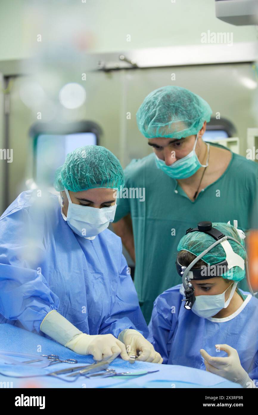 Tonsil operation hi-res stock photography and images - Alamy