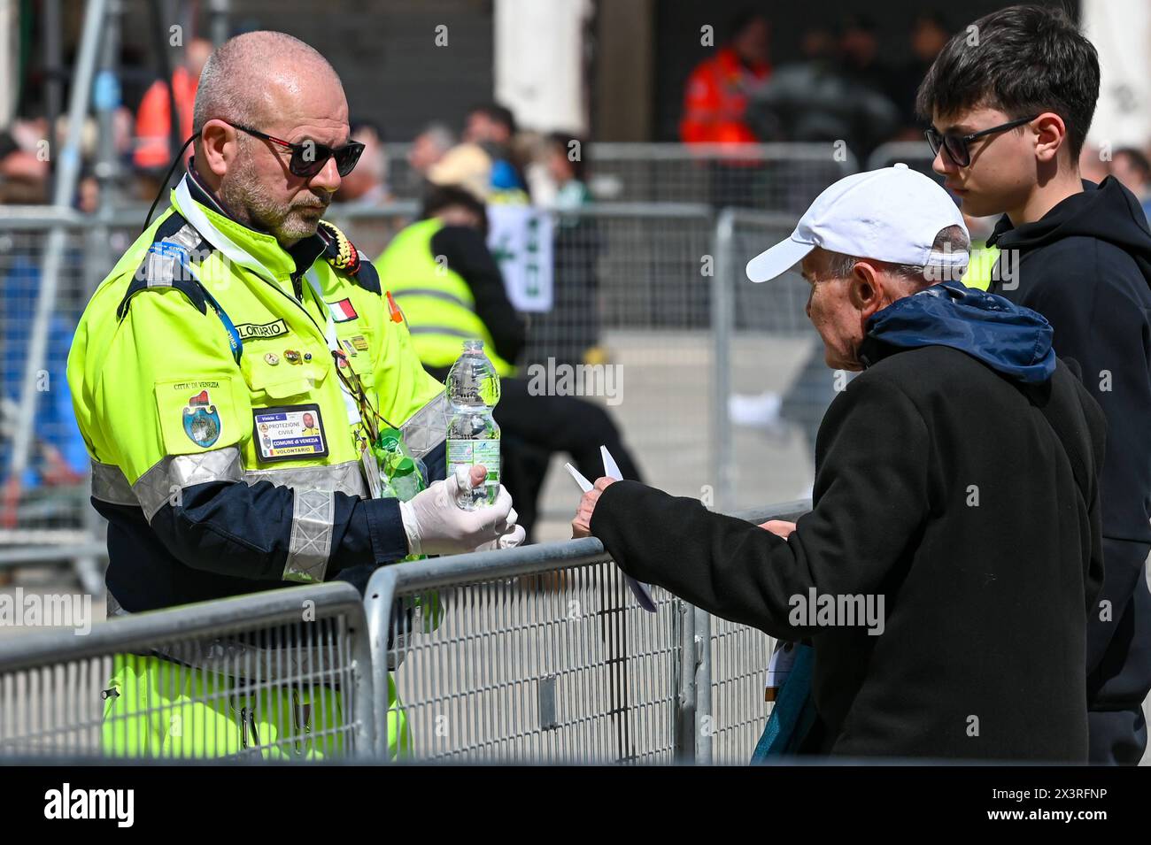 News - Visit of Holy Father Pope Francis to Venice. Volunteers assist ...