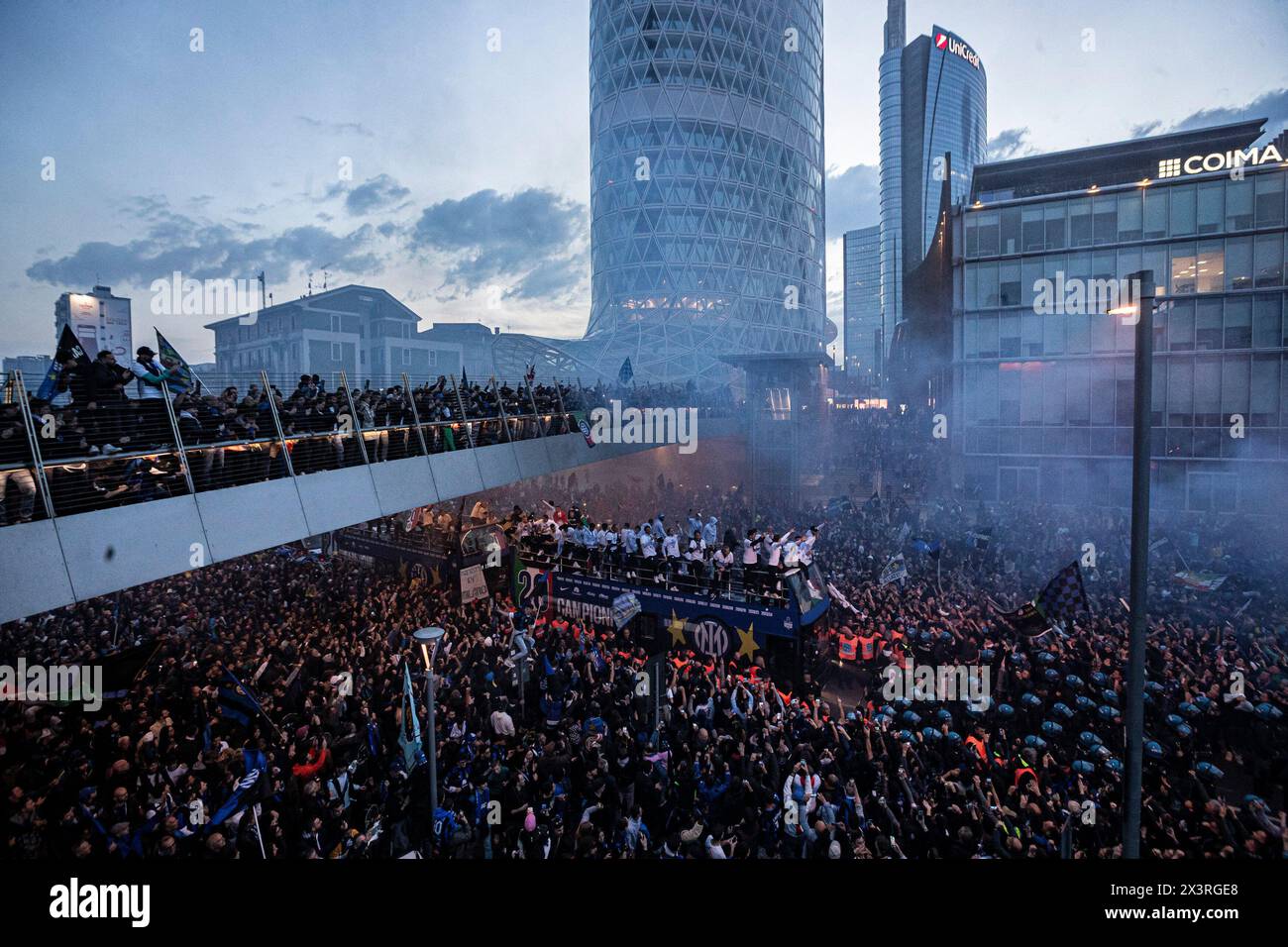 Milano, Italia. 28th Apr, 2024. Festeggiamenti dei tifosi dell'inter ...