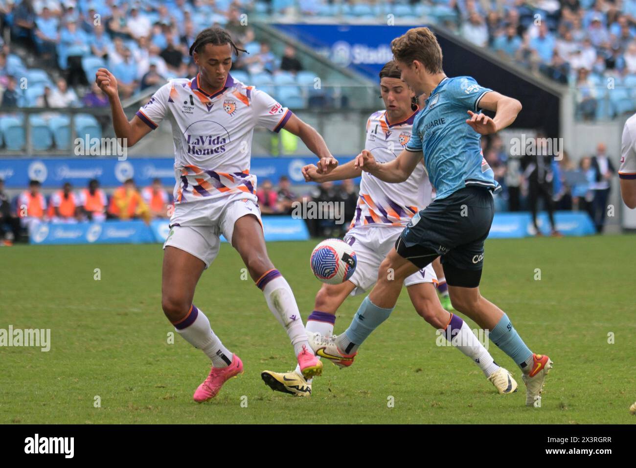 Sydney, Australia. 28th Apr, 2024. Jaylan Pearman (L) of the Perth ...