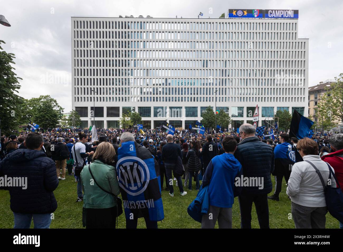 Milano, Italia. 28th Apr, 2024. Festeggiamenti dei tifosi dell'inter ...