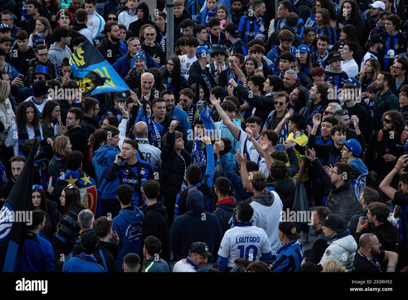 Milano, Italia. 28th Apr, 2024. Festeggiamenti dei tifosi dell'inter ...