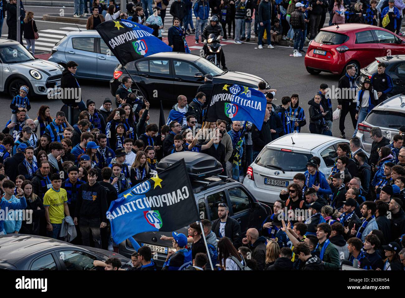 Milano, Italia. 28th Apr, 2024. Festeggiamenti dei tifosi dell'inter ...