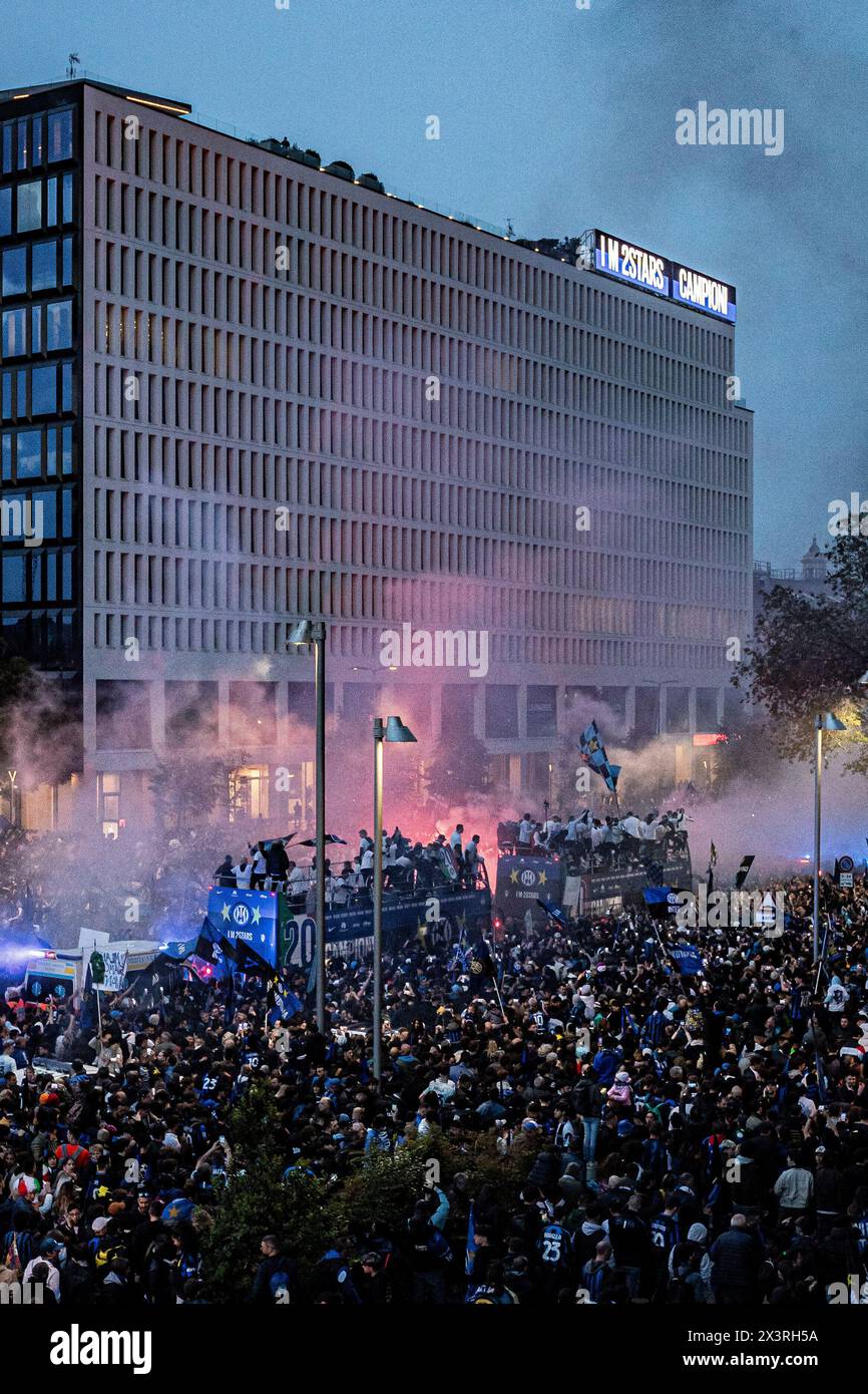 Milano, Italia. 28th Apr, 2024. Festeggiamenti dei tifosi dell'inter ...